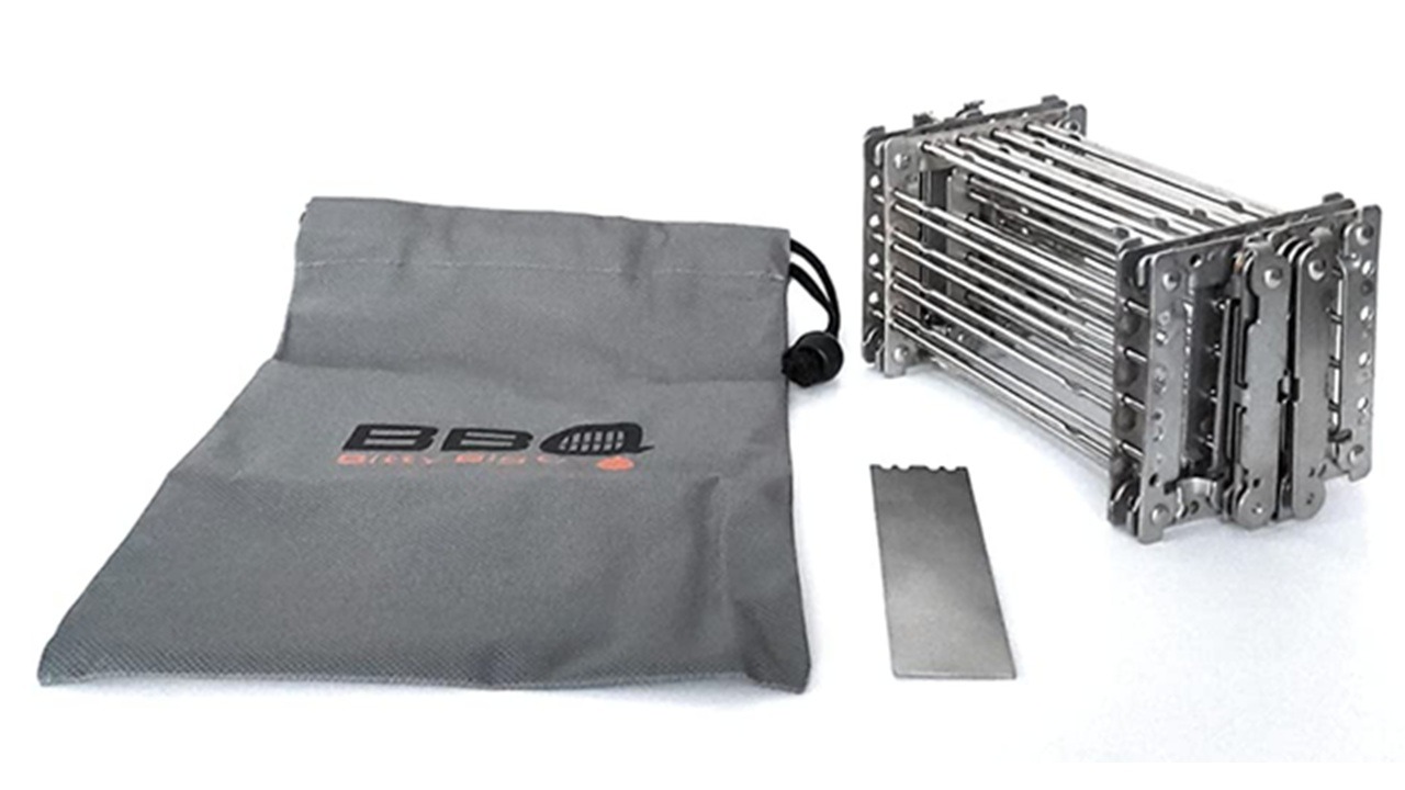 小さく畳んで大きく使う！ブッシュクラフターイチオシの究極の変形する4in1キャンプグリルBitty Big Q | ハイらぼ