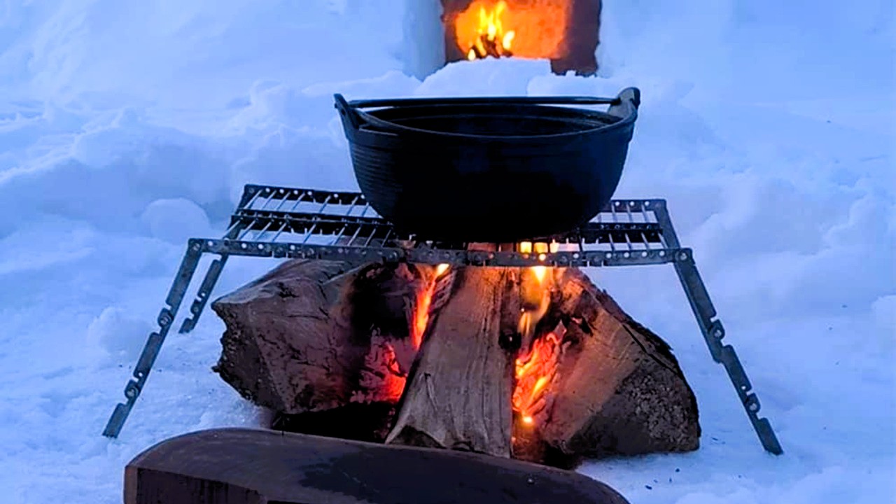 小さく畳んで大きく使う！ブッシュクラフターイチオシの究極の変形する4in1キャンプグリルBitty Big Q | ハイらぼ